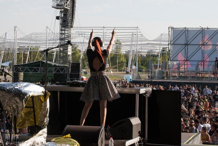 Milano Rocks: le foto del Dj Set di Virgin Radio con Giulia Salvi sul ...