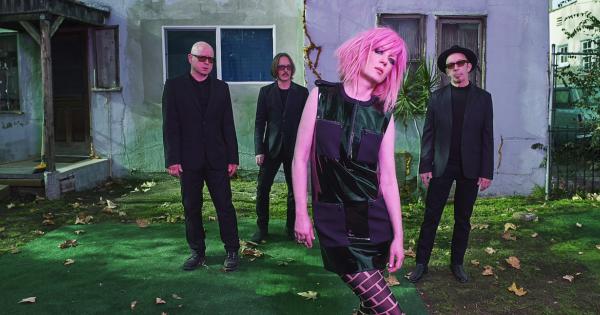 Garbage: Shirley Manson cade dal palco ma continua a cantare. Guarda il ...