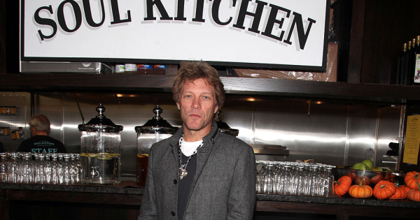 Jon Bon Jovi apre un nuovo Soul Kitchen per sfamare gli studenti del ...
