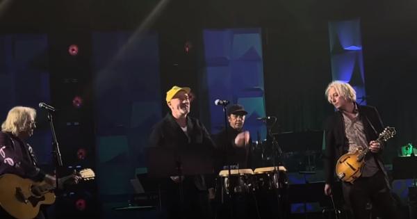 Gli R.E.M. si sono riuniti nella formazione originale. Guarda la prima ...