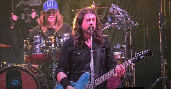 Foo Fighters, Shane Hawkins sul palco durante il concerto al London ...