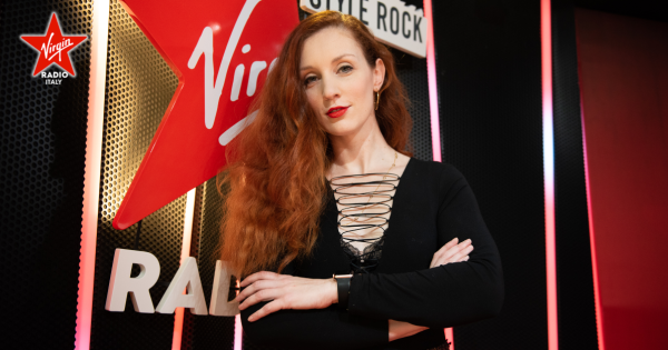 Guarda le foto di Giulia Salvi nel nuovo studio di Virgin Radio - Foto ...