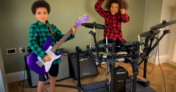 Nandi Bushell insegna al fratellino Thomas Come As You Are dei Nirvana ...