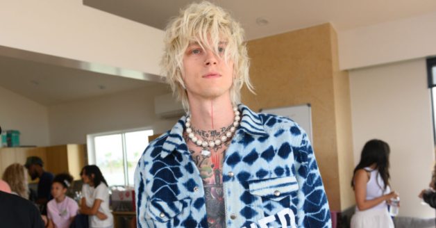 Machine Gun Kelly e il rapporto coi suoi genitori: "Erano estremamente ...