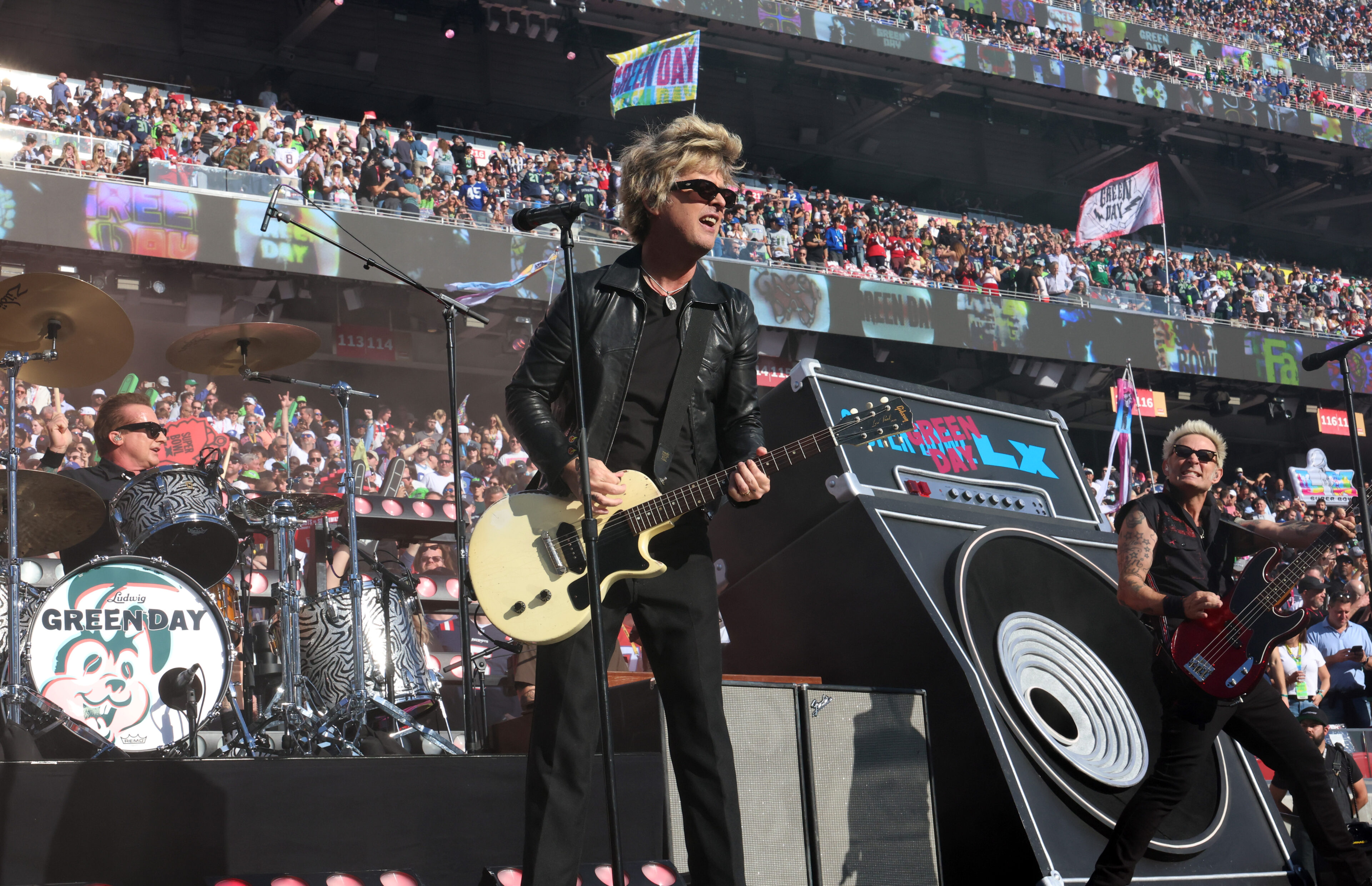 Green Day, l’esibizione in apertura del Super Bowl 2026. Guarda i video